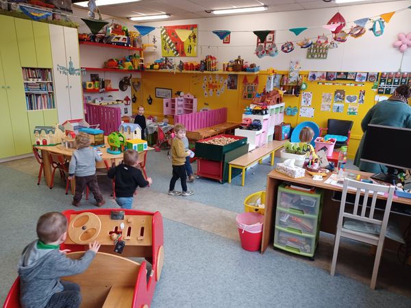 De kleuters van juf Sabine en juf Joke zijn terug in hun eigen klas.
